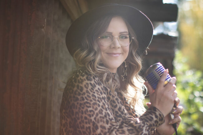 Upprymd soulig pop med smittsamma refränger – Give Me Just A Minute av ...